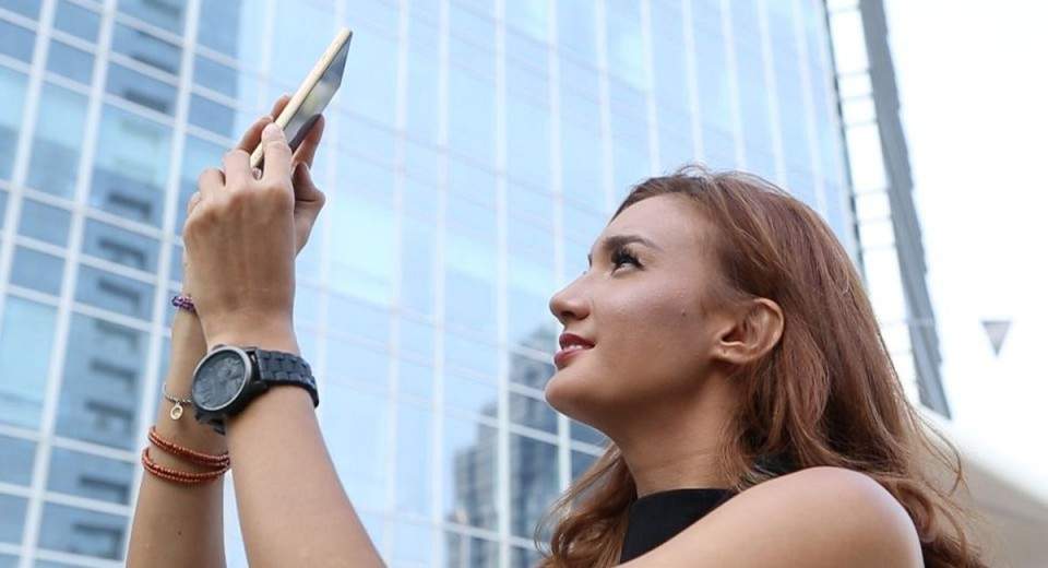 Tips Memotret dengan Ponsel Saat Travelling Ala Nadine Candrawinata ... Tips Memotret dengan Ponsel Saat Travelling Ala Nadine Candrawinata ...