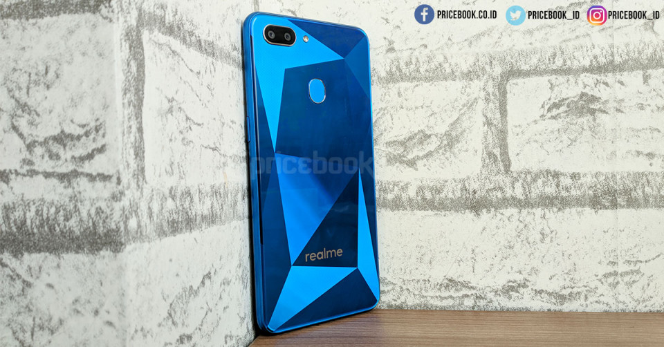 Unboxing Pertama Realme 2, Cover Belakang yang Menggoda | Pricebook