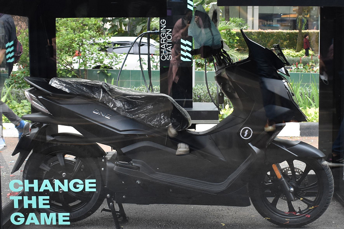 Serah Terima Pertama Motor Listrik Alva One di Indonesia | Pricebook