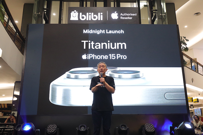 Blibli Jual iPhone 15 series Pertama di Indonesia ke Tangan Ary | Pricebook