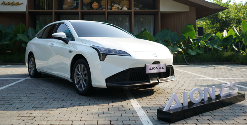 AION Indonesia Memperkenalkan Mobil Sedan Listrik AION ES Terbaru ...
